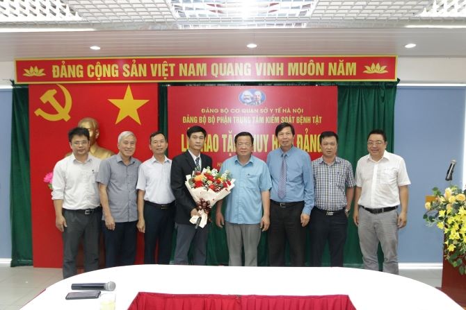 CDC Hà Nội: Đồng chí Nguyễn Văn Lập được trao tặng Huy hiệu 30 năm tuổi Đảng